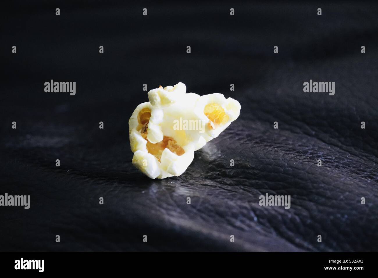 Popped pop corn -Fotos und -Bildmaterial in hoher Auflösung – Alamy