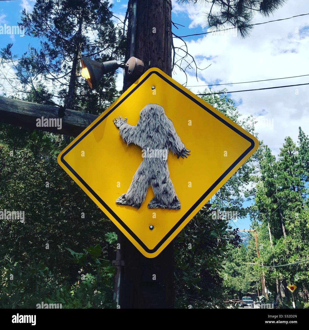 Bigfoot warning sign -Fotos und -Bildmaterial in hoher Auflösung – Alamy