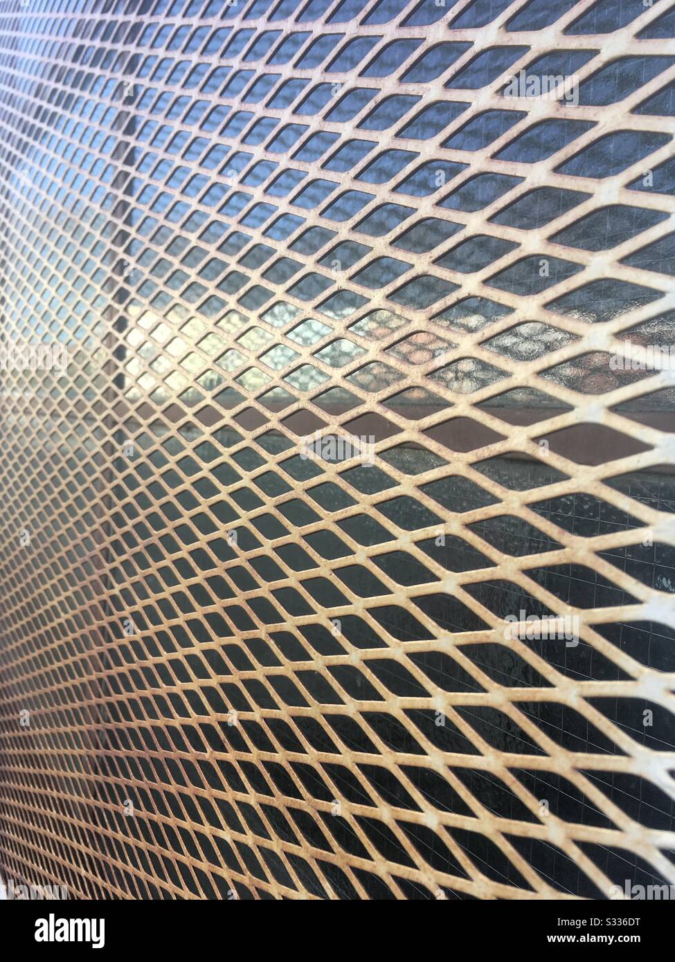 Fenstergitter aus metall -Fotos und -Bildmaterial in hoher Auflösung ...