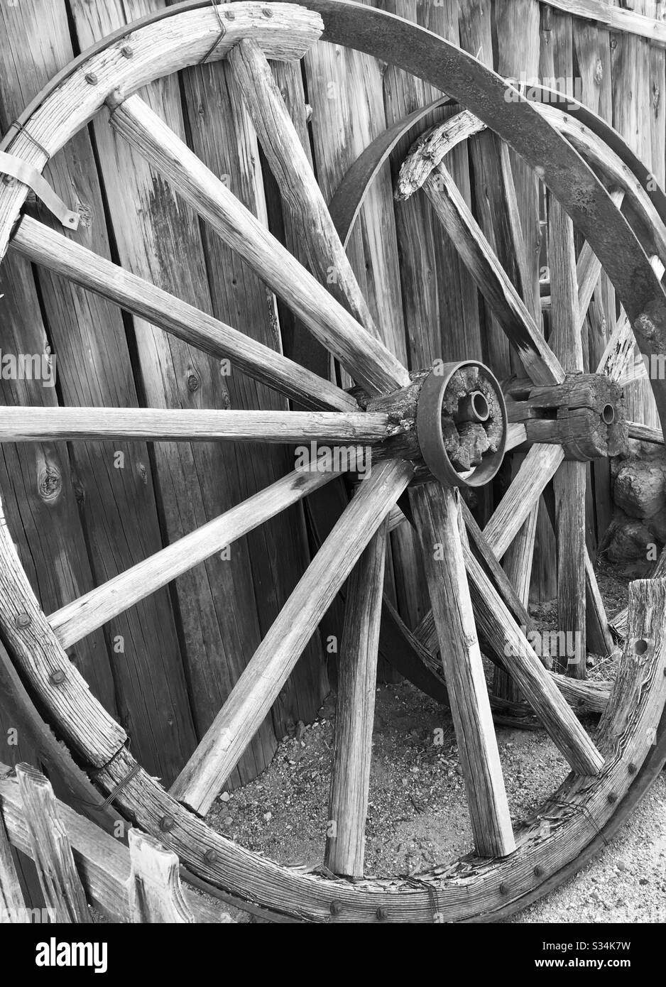 Räder an der wand Schwarzweiß-Stockfotos und -bilder - Alamy