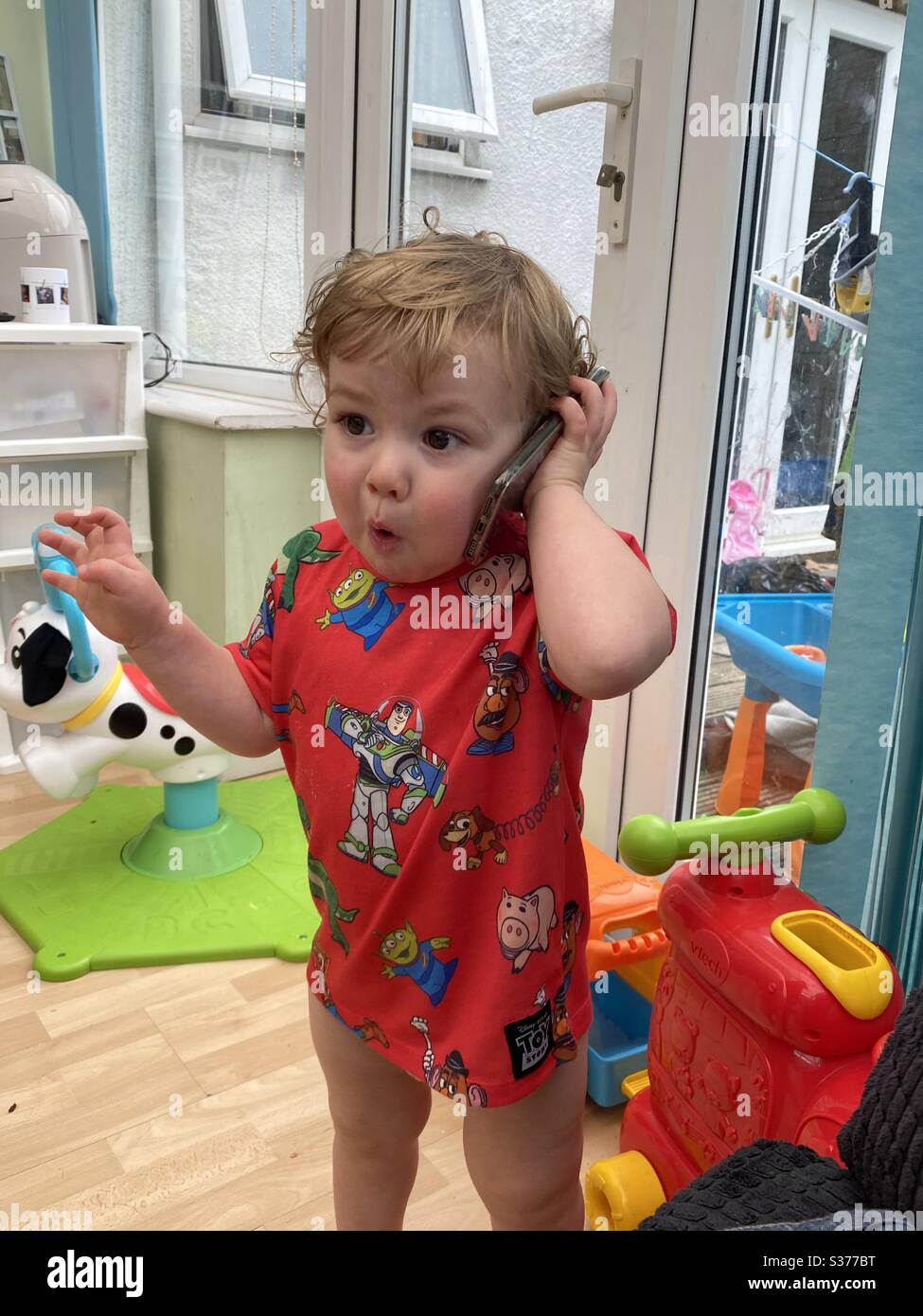 Baby und telefon -Fotos und -Bildmaterial in hoher Auflösung – Alamy