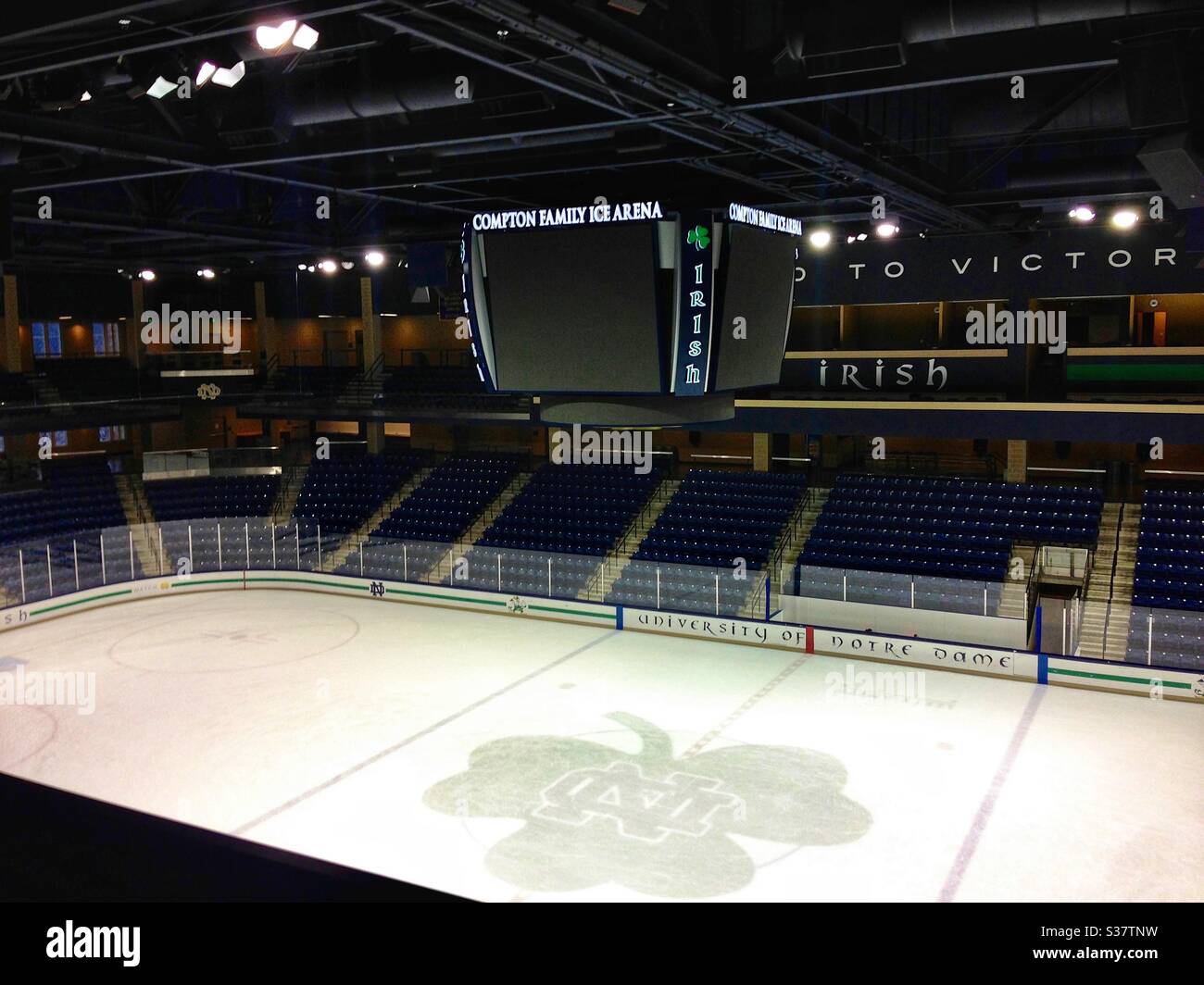 Eisarena der familie compton -Fotos und -Bildmaterial in hoher ...