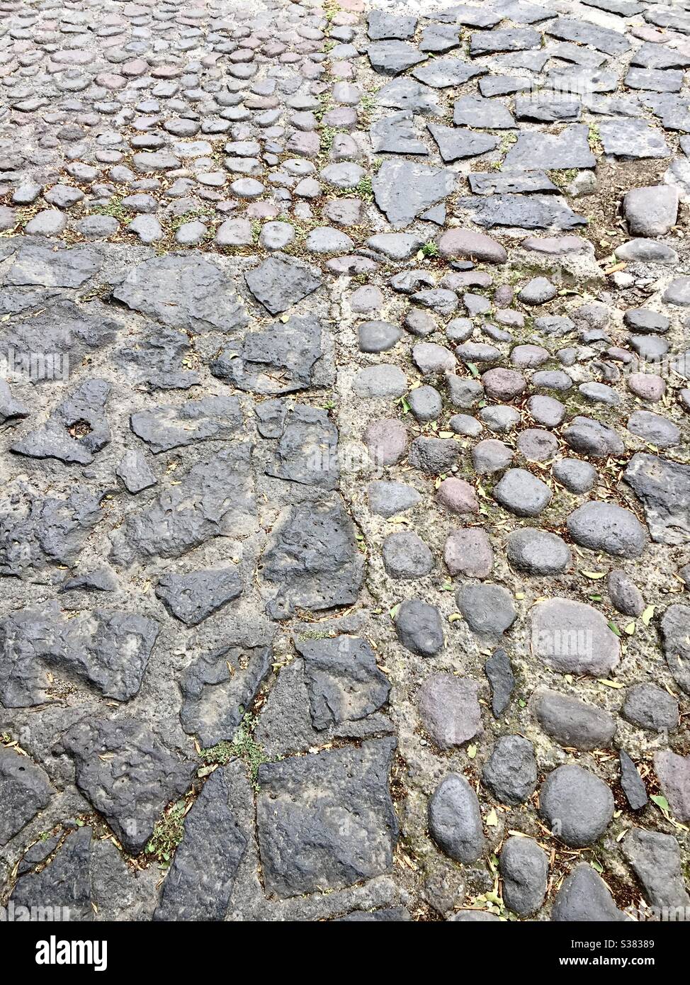 Gepflasterte straße -Fotos und -Bildmaterial in hoher Auflösung – Alamy