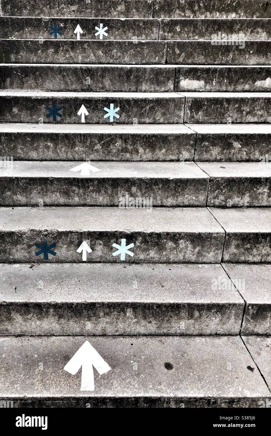 Schritt des pfeils -Fotos und -Bildmaterial in hoher Auflösung – Alamy