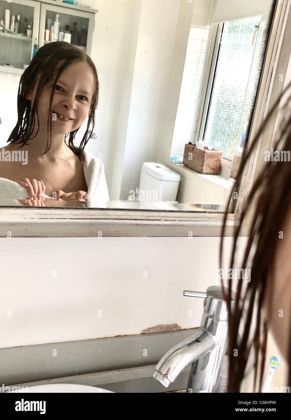Mädchen Unter Der Dusche Fotos Und Bildmaterial In Hoher Auflösung 2241