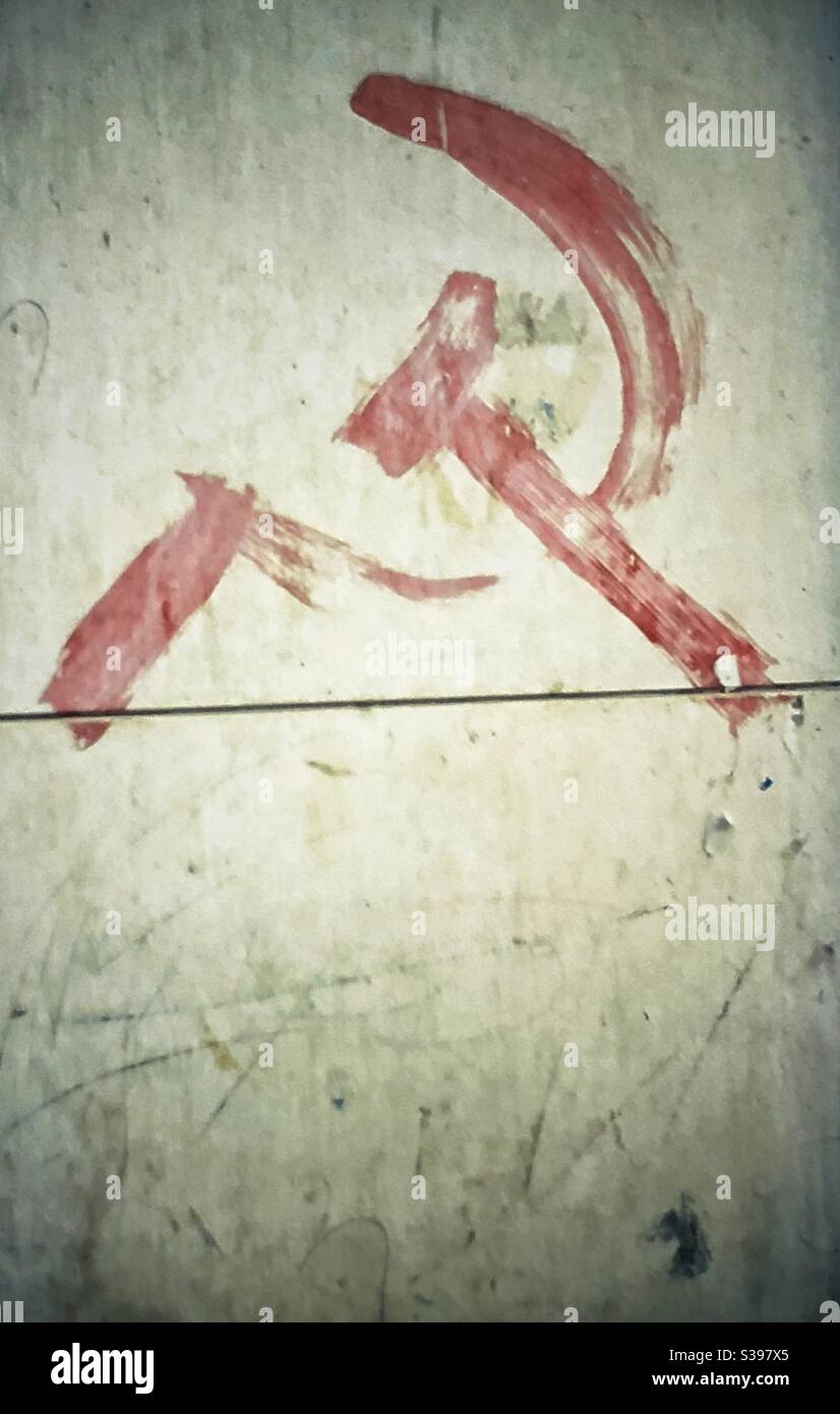 Graffiti hammer and sickle -Fotos und -Bildmaterial in hoher Auflösung ...
