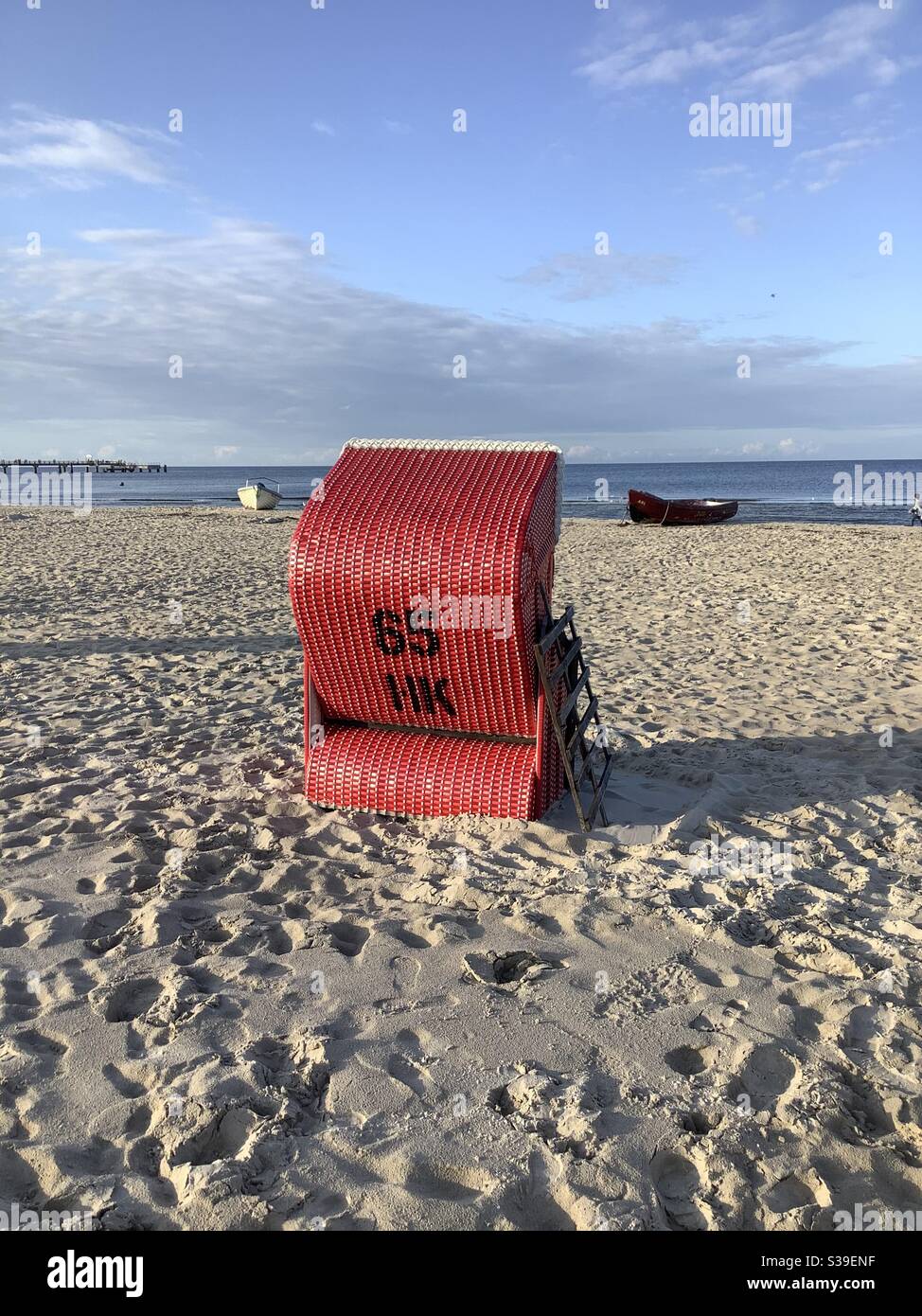 Roter strandkorb usedom -Fotos und -Bildmaterial in hoher Auflösung – Alamy