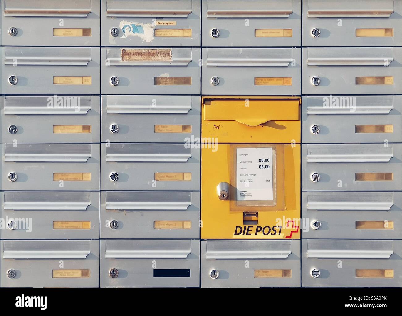 Swiss Mail Box Post Box Stockfotos und -bilder Kaufen - Alamy