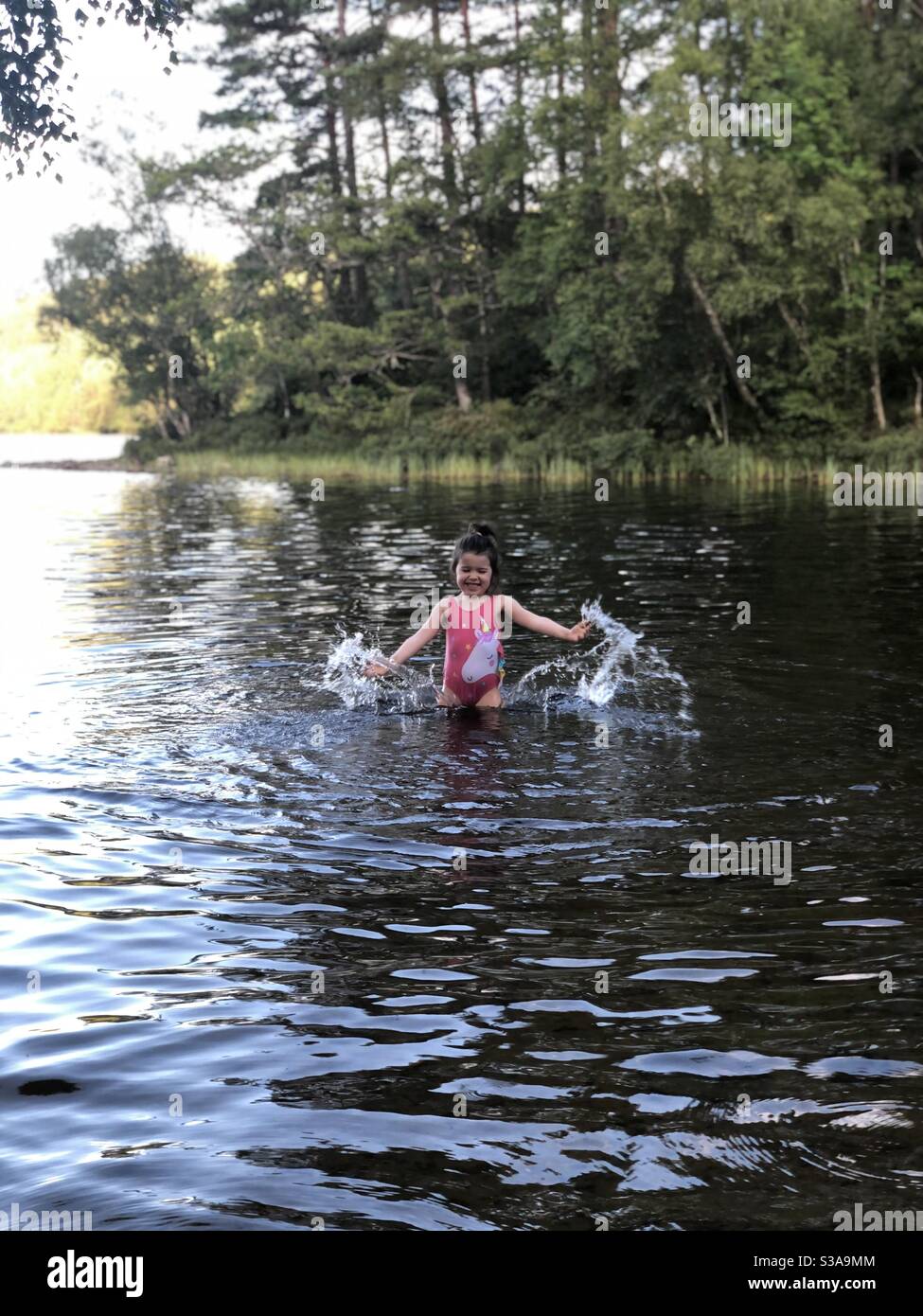 Kid splashing -Fotos und -Bildmaterial in hoher Auflösung – Alamy
