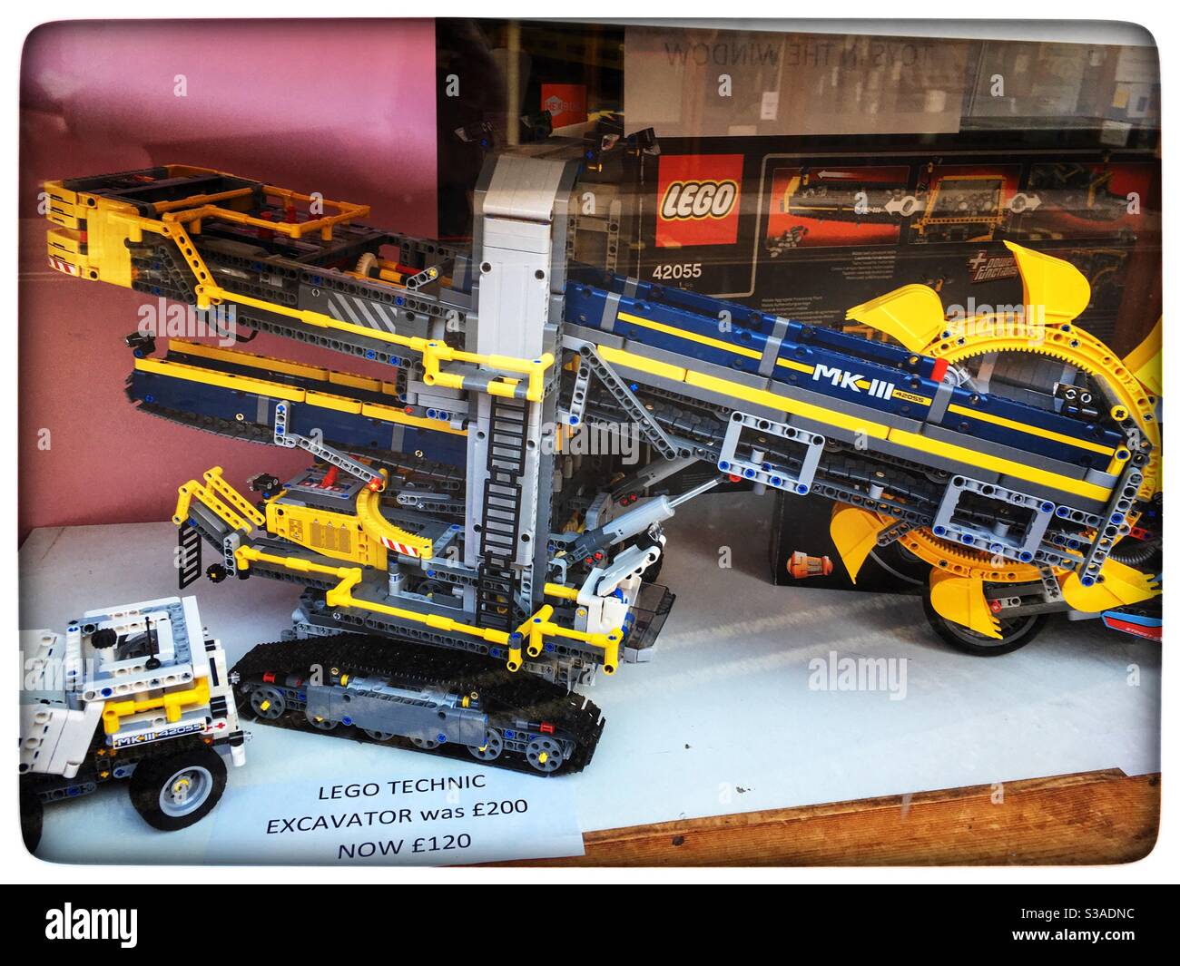 LEGO Technic Bagger im Fenster eines Spielwarenladens Stockfotografie ...