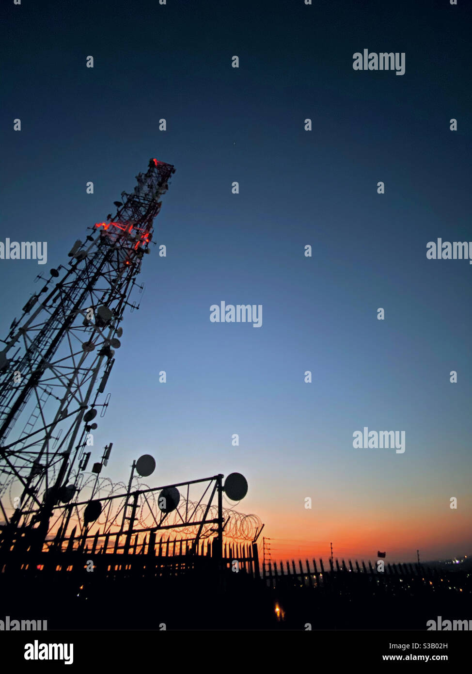 Cellphone tower -Fotos und -Bildmaterial in hoher Auflösung – Alamy