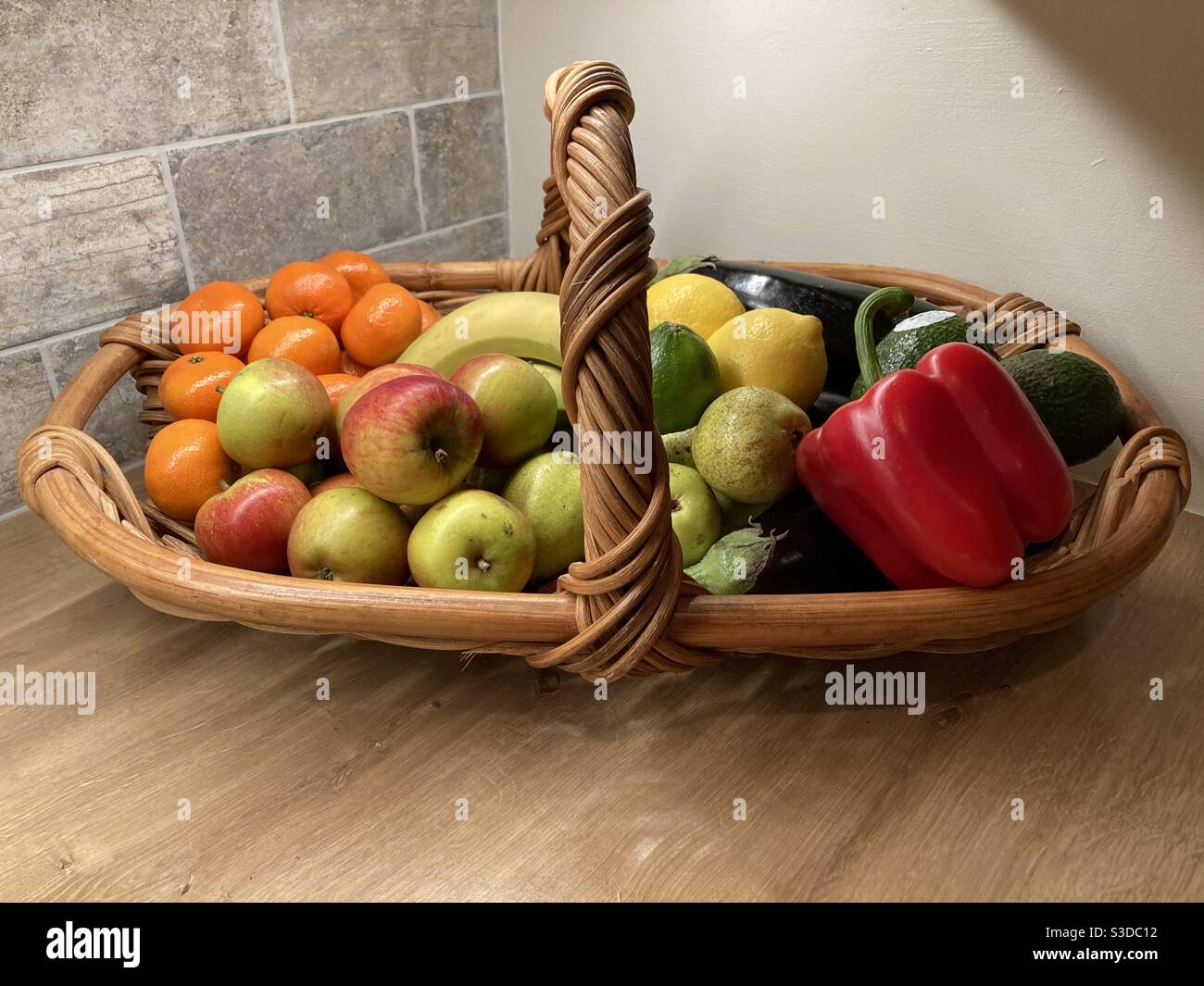 Fruit and veg basket -Fotos und -Bildmaterial in hoher Auflösung – Alamy