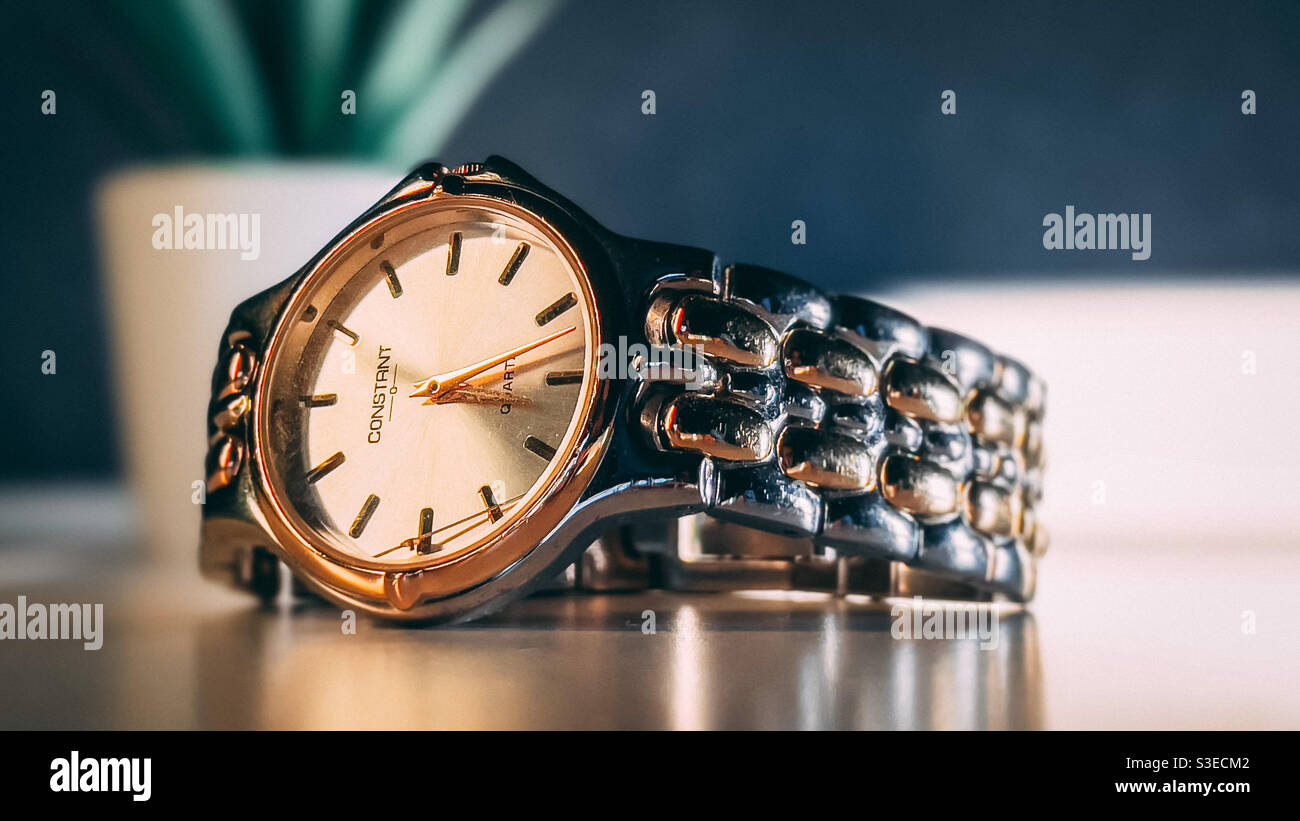 Kaputte uhr -Fotos und -Bildmaterial in hoher Auflösung – Alamy