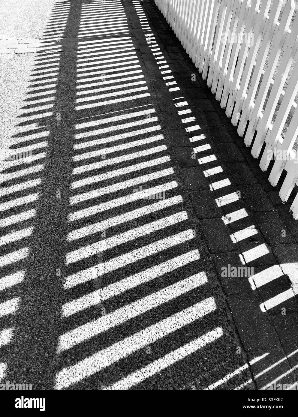 Abendschatten eines Zauns Stockfotografie - Alamy