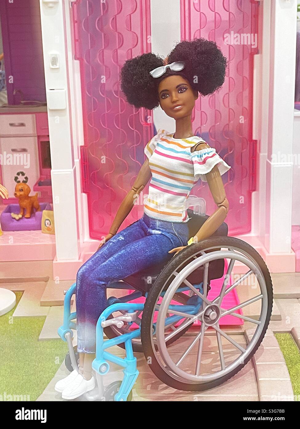 Barbie puppe rollstuhl -Fotos und -Bildmaterial in hoher Auflösung – Alamy
