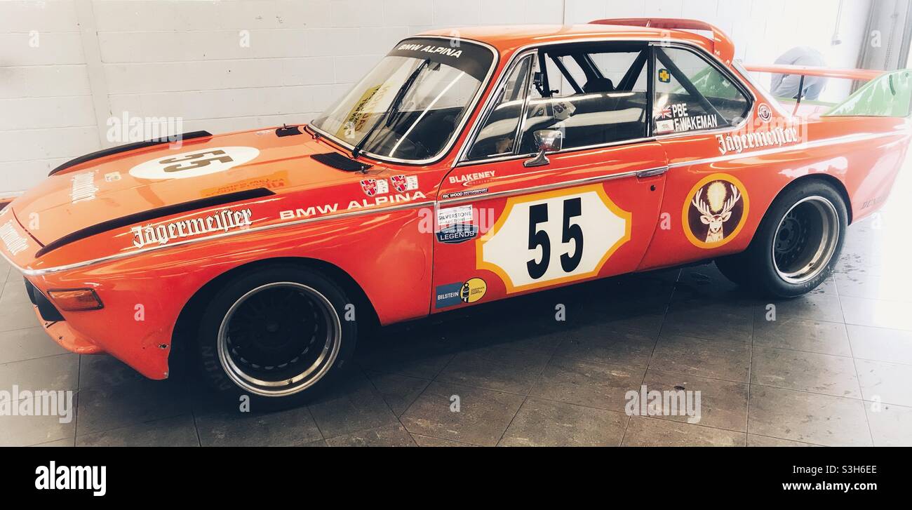 BMW Batmobile 3.0 CSL auf der Silverstone Classic 2021 Stockfotografie ...