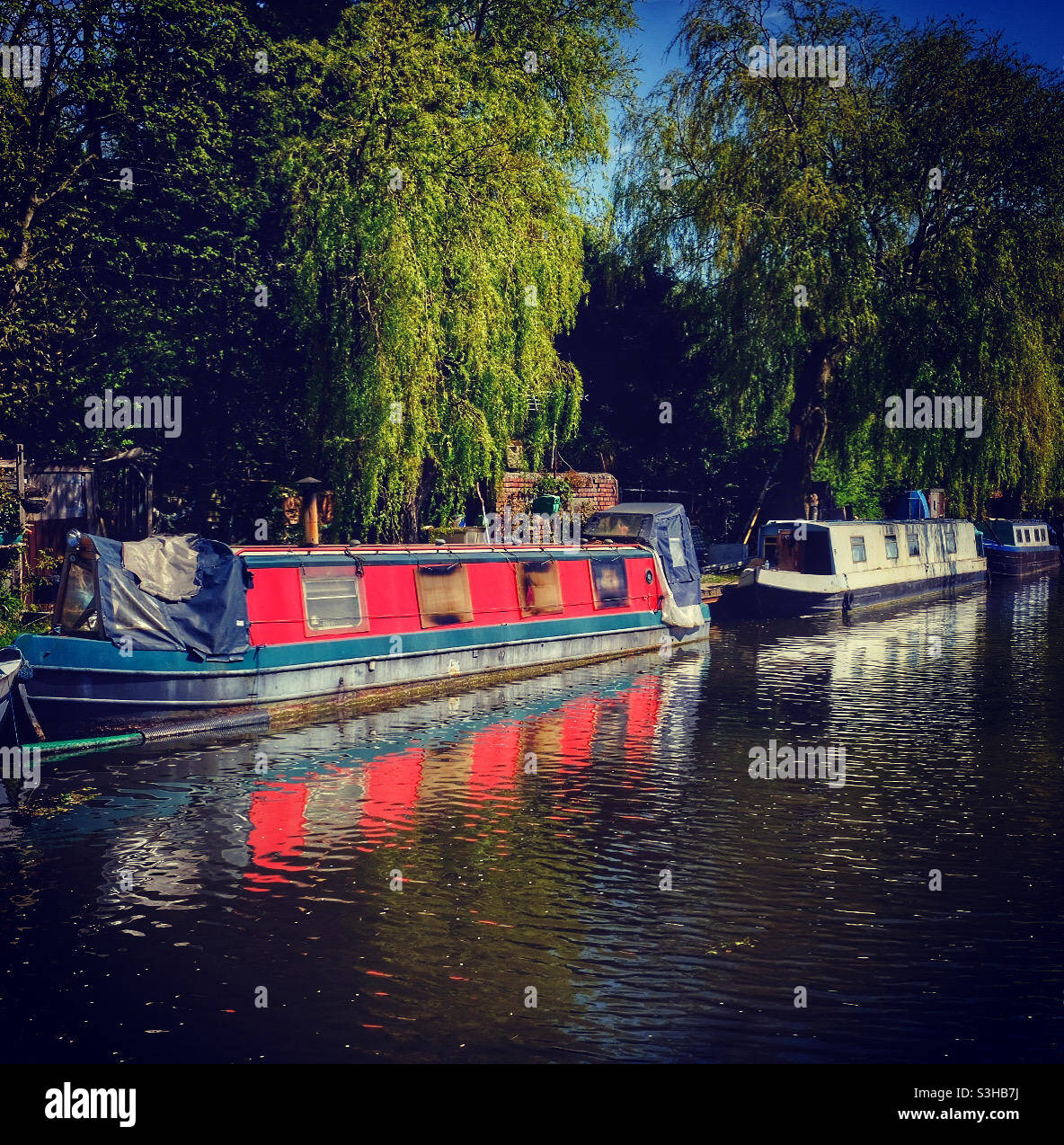 Red barge -Fotos und -Bildmaterial in hoher Auflösung – Alamy