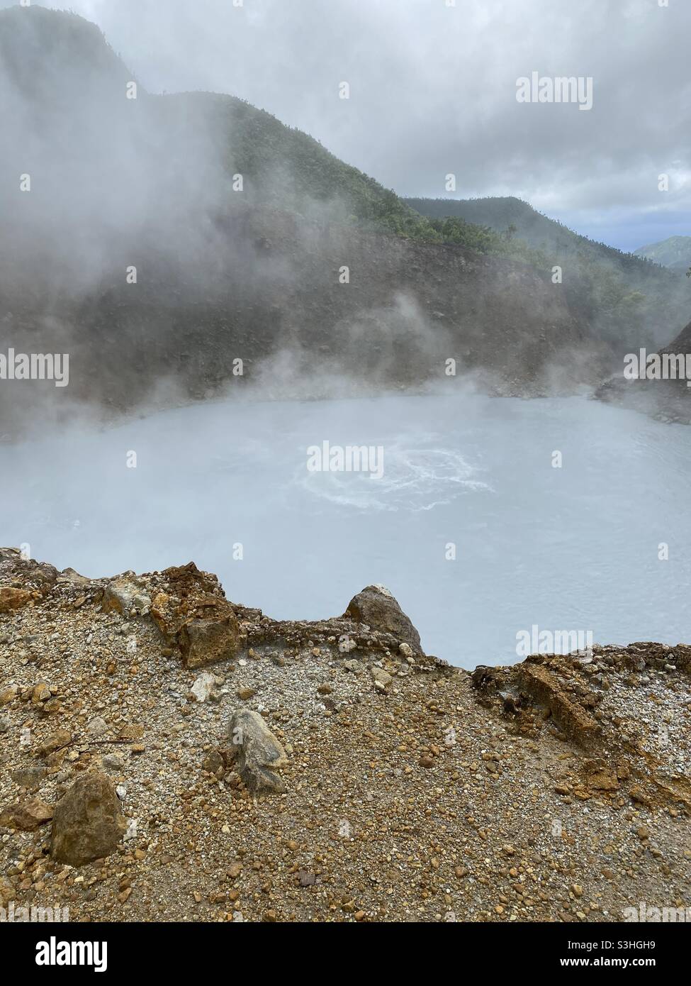 Boiling lake -Fotos und -Bildmaterial in hoher Auflösung – Alamy