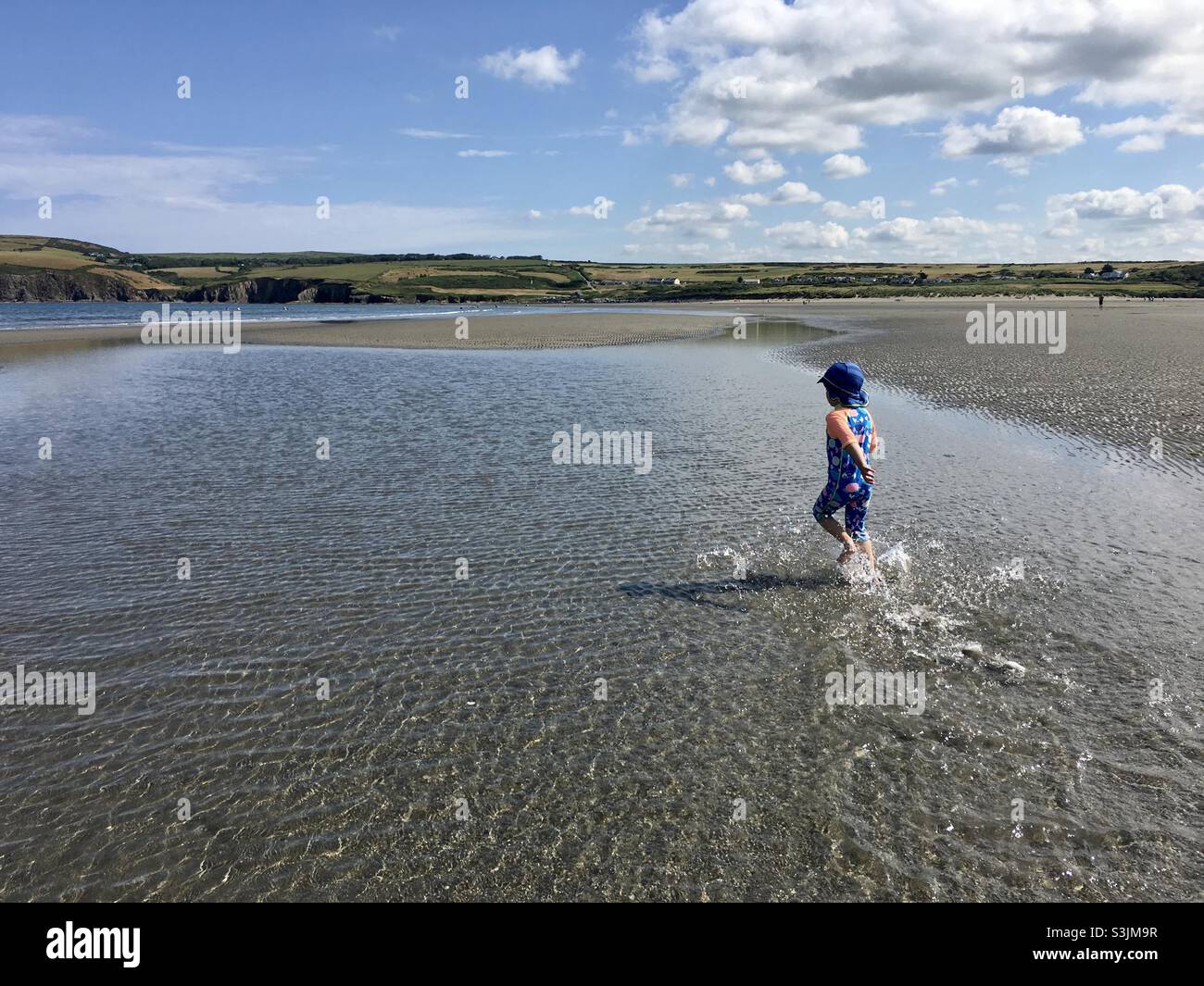 Laufendes kind -Fotos und -Bildmaterial in hoher Auflösung – Alamy