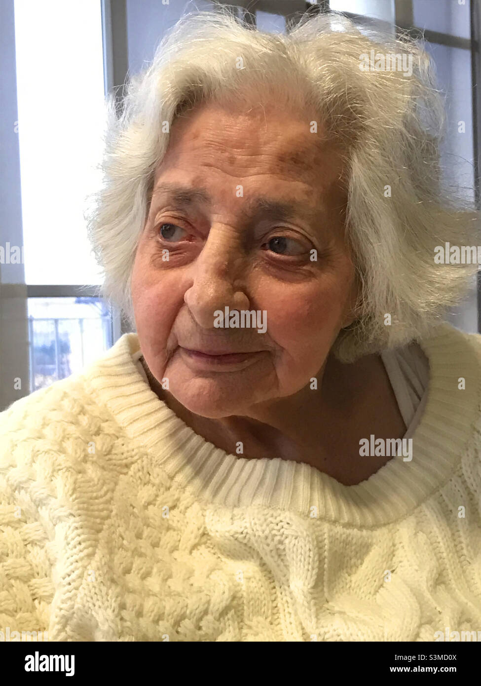 Hübsche alte ältere frau dame -Fotos und -Bildmaterial in hoher ...