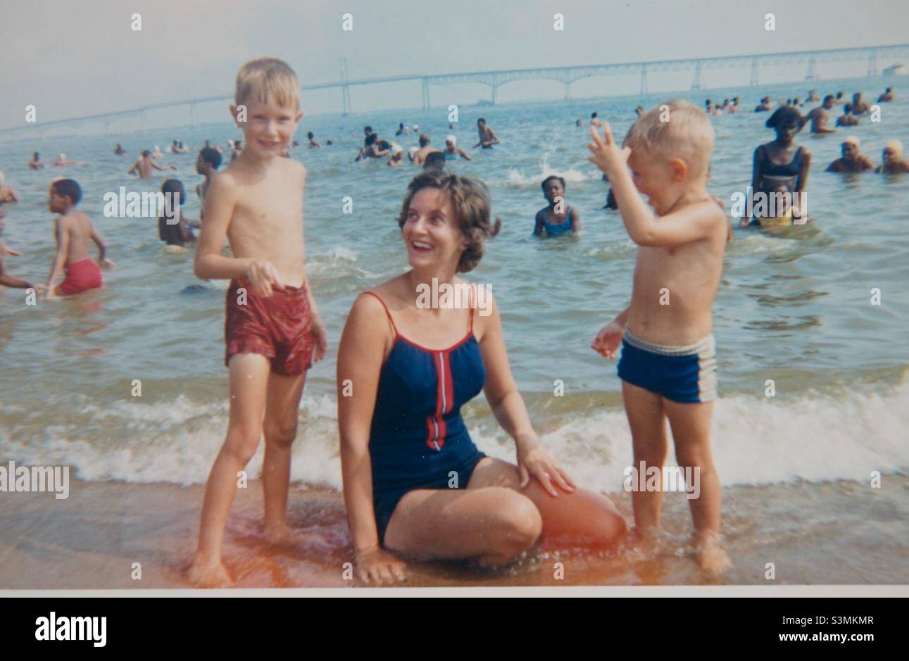 Knaben baden -Fotos und -Bildmaterial in hoher Auflösung - Seite 2 - Alamy