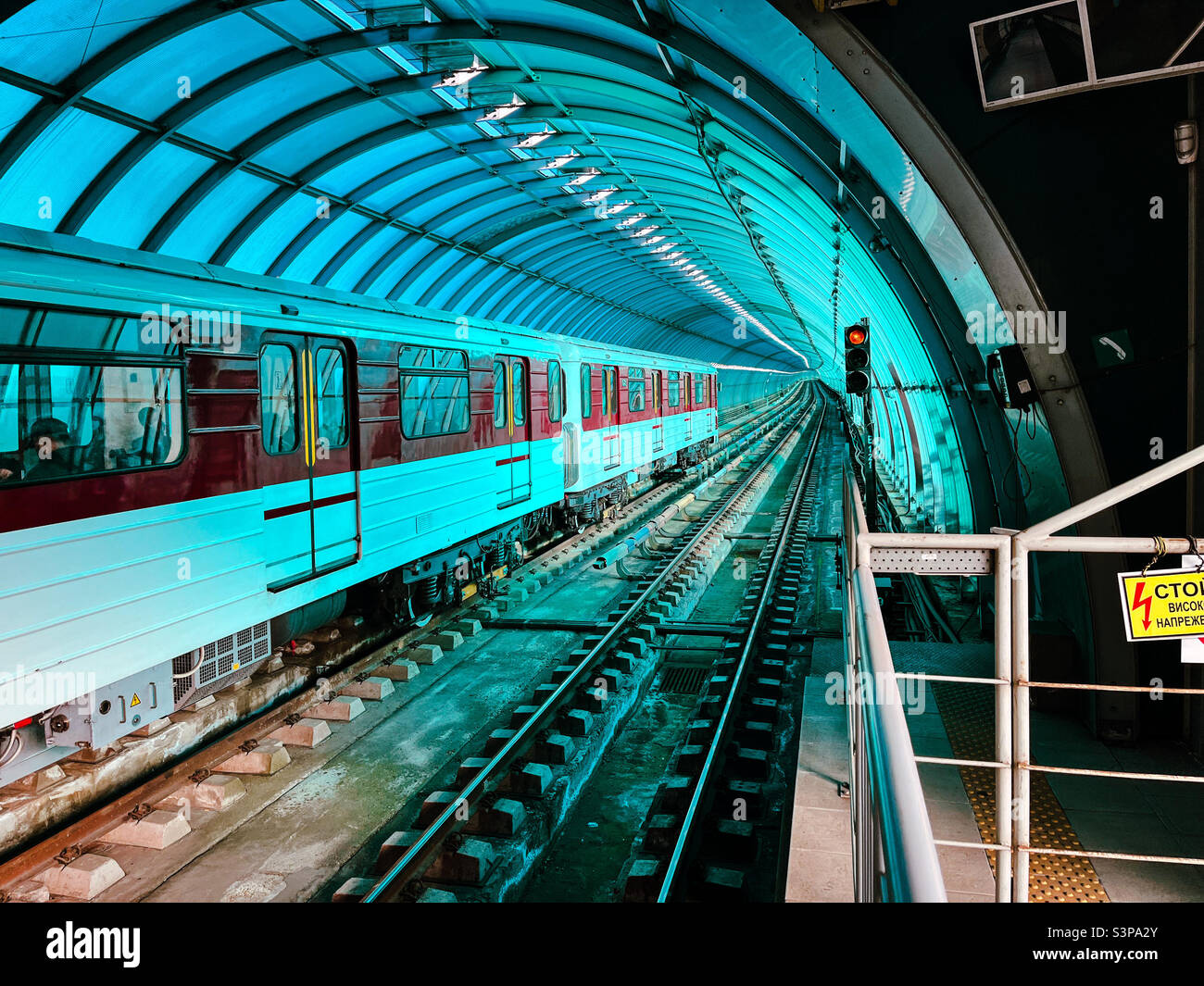 U-Bahn-Zug nähert sich Station in einem grünen Glastunnel, Sofia ...
