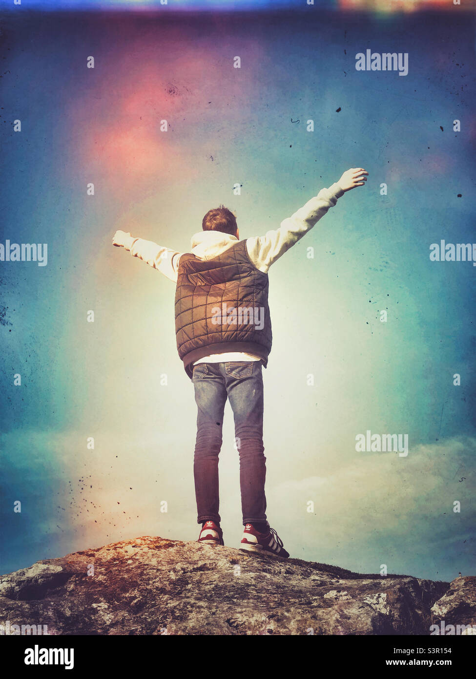 Arme nach oben strecken -Fotos und -Bildmaterial in hoher Auflösung – Alamy