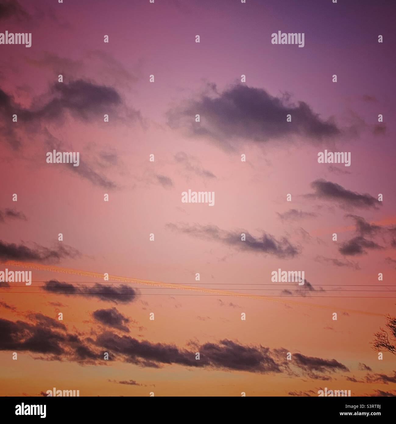 Lila himmel -Fotos und -Bildmaterial in hoher Auflösung – Alamy