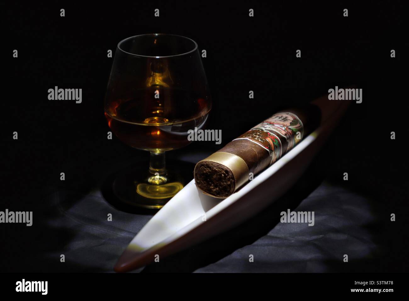 Premium zigarre -Fotos und -Bildmaterial in hoher Auflösung – Alamy
