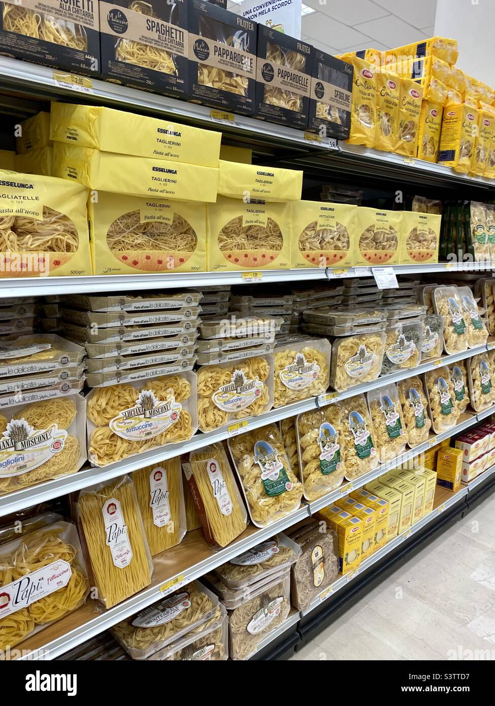 Supermarket pasta -Fotos und -Bildmaterial in hoher Auflösung – Alamy