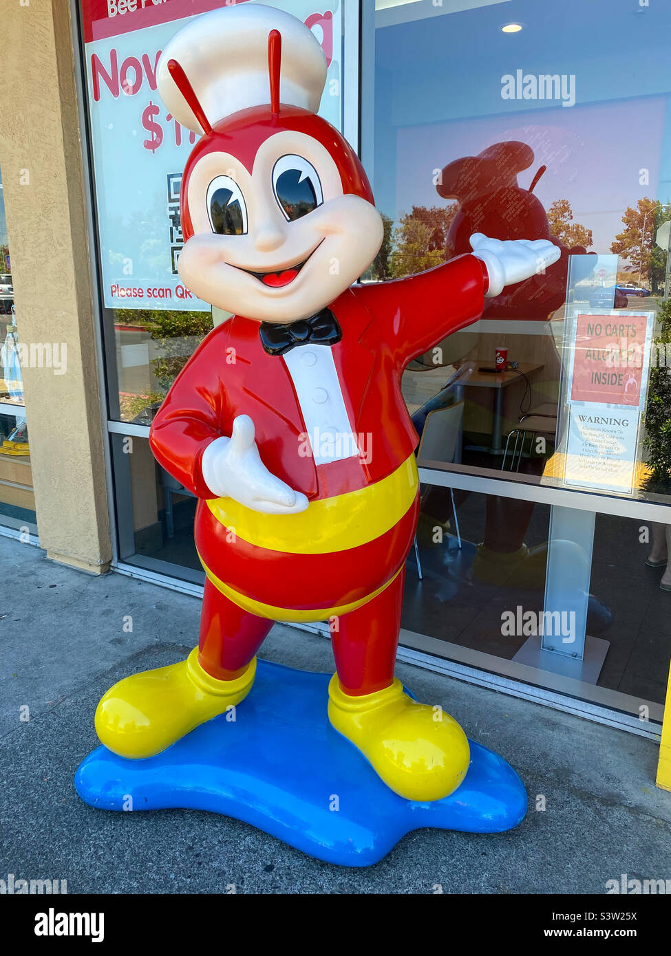 Vor einem Fast-Food-Restaurant stand eine Jollibee-Figur ...