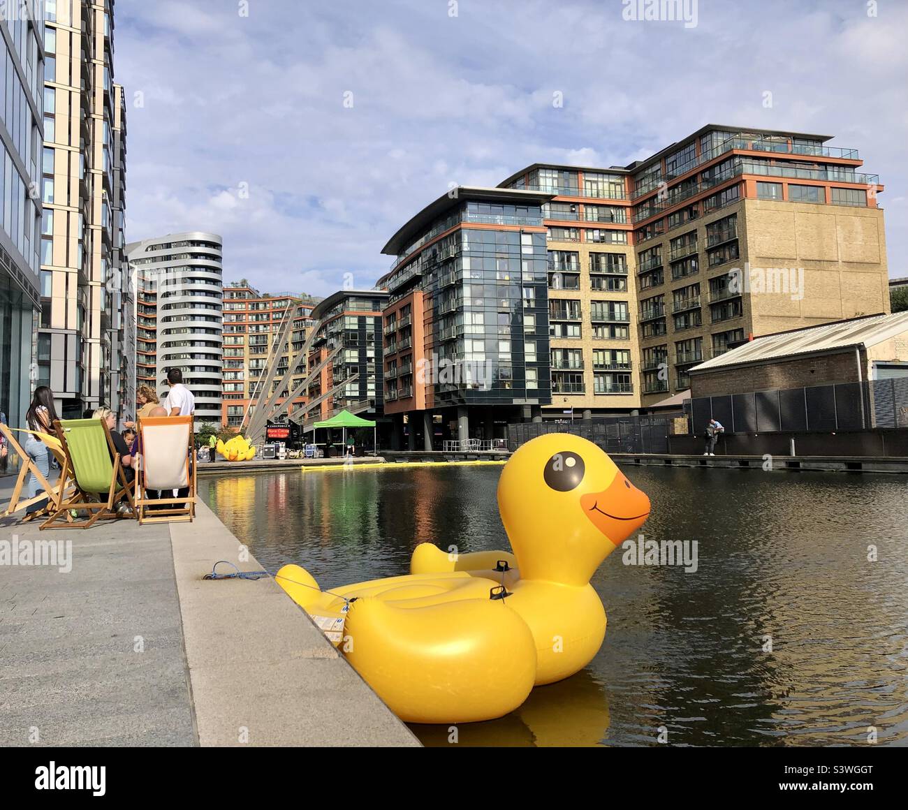 Eine große, aufblasbare gelbe Ente auf dem Wasser im Paddington Basin ...