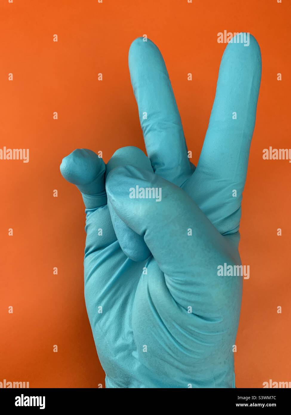 Middle finger glove -Fotos und -Bildmaterial in hoher Auflösung – Alamy