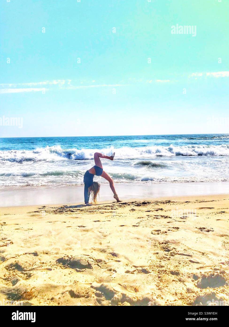Gymnastik am strand -Fotos und -Bildmaterial in hoher Auflösung – Alamy