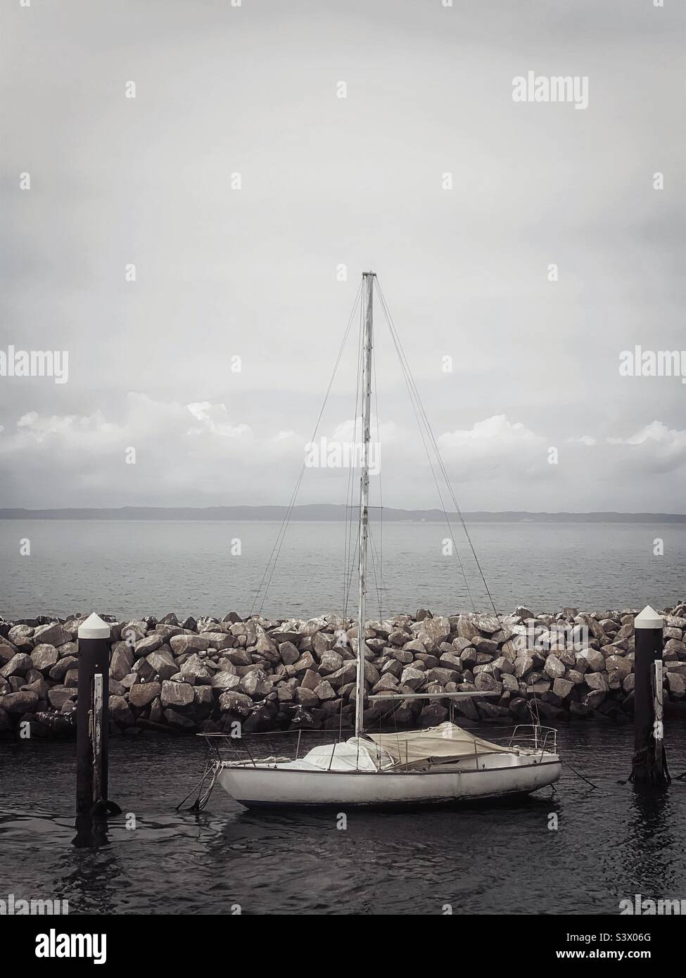 Segelboot felsen -Fotos und -Bildmaterial in hoher Auflösung – Alamy