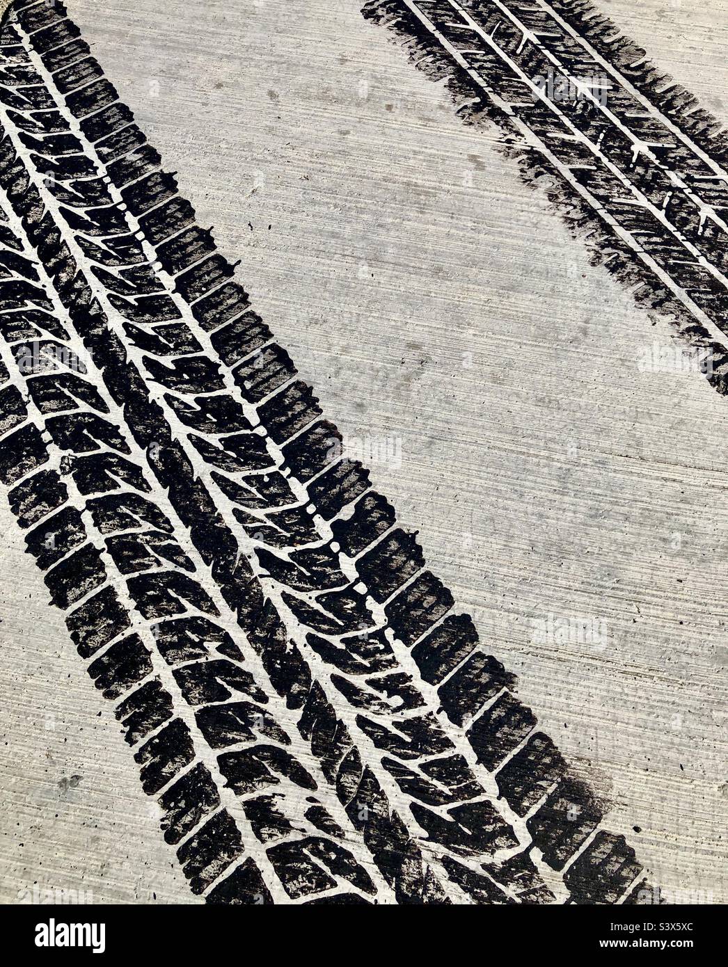 Schwarze reifenspuren -Fotos und -Bildmaterial in hoher Auflösung – Alamy