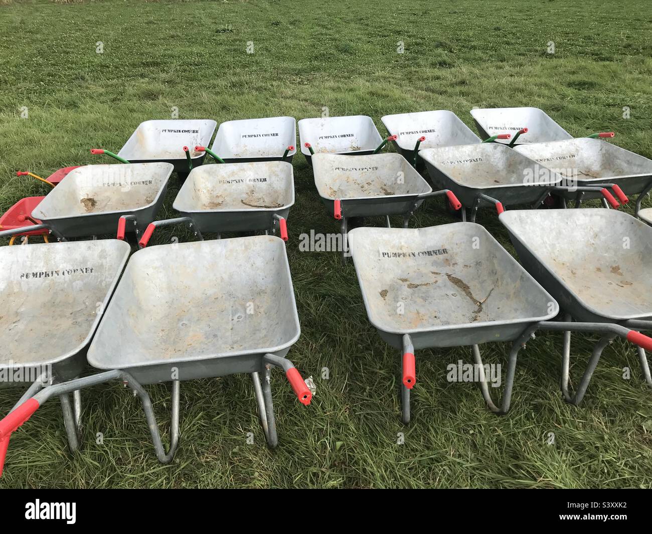 Schubkarren in reihen -Fotos und -Bildmaterial in hoher Auflösung – Alamy