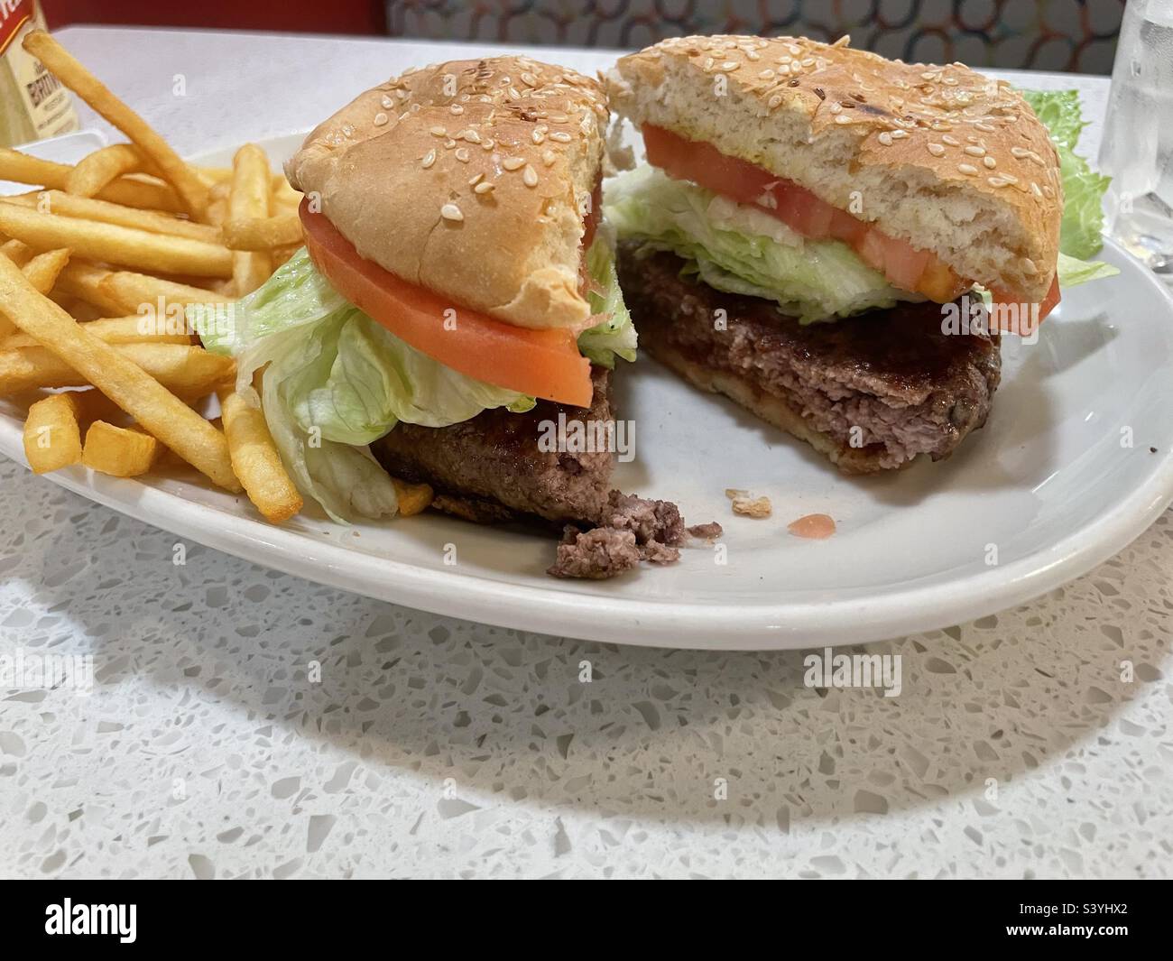 Klassischer burger und pommes -Fotos und -Bildmaterial in hoher Auflösung – Alamy