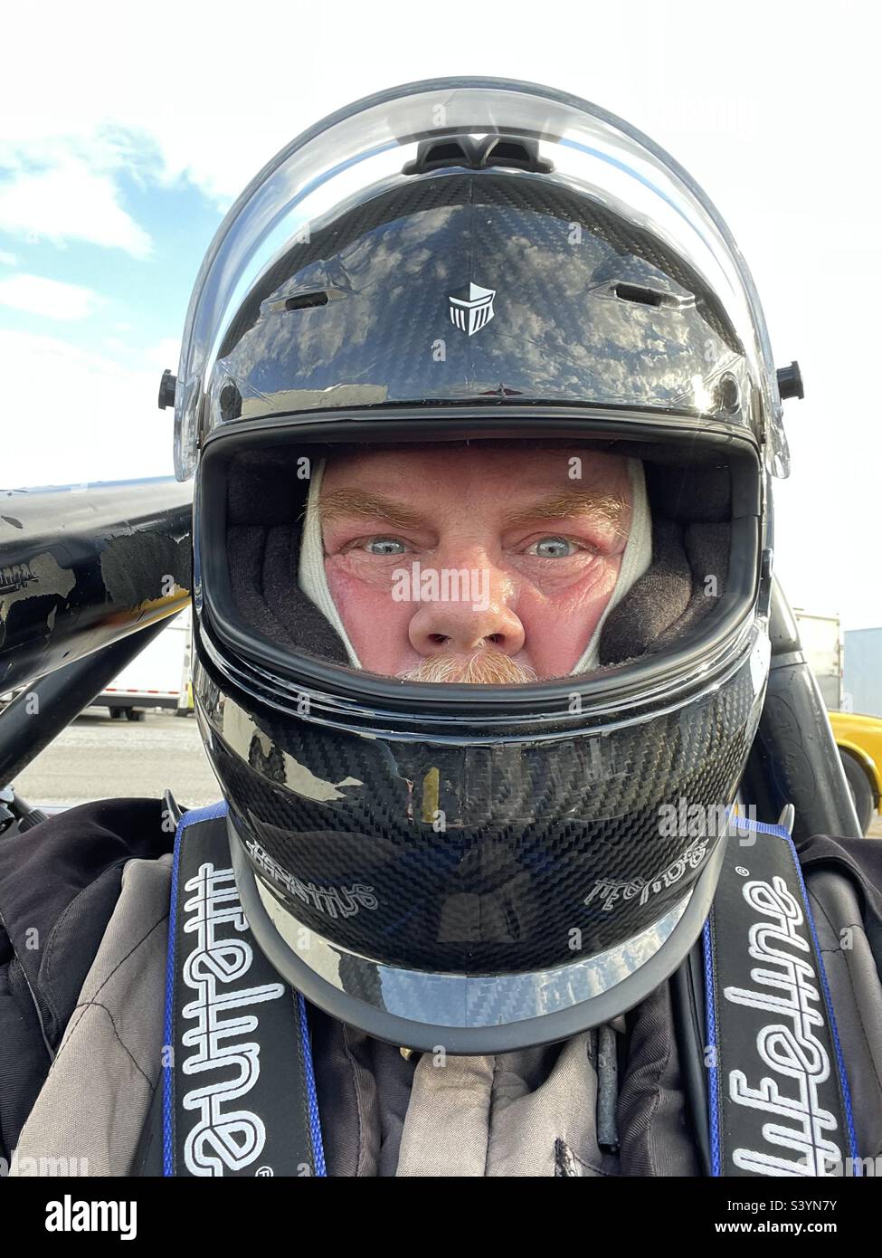 Race car driver helmet -Fotos und -Bildmaterial in hoher Auflösung – Alamy