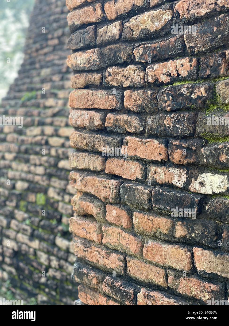 Ziegelsteine mauer -Fotos und -Bildmaterial in hoher Auflösung - Seite ...