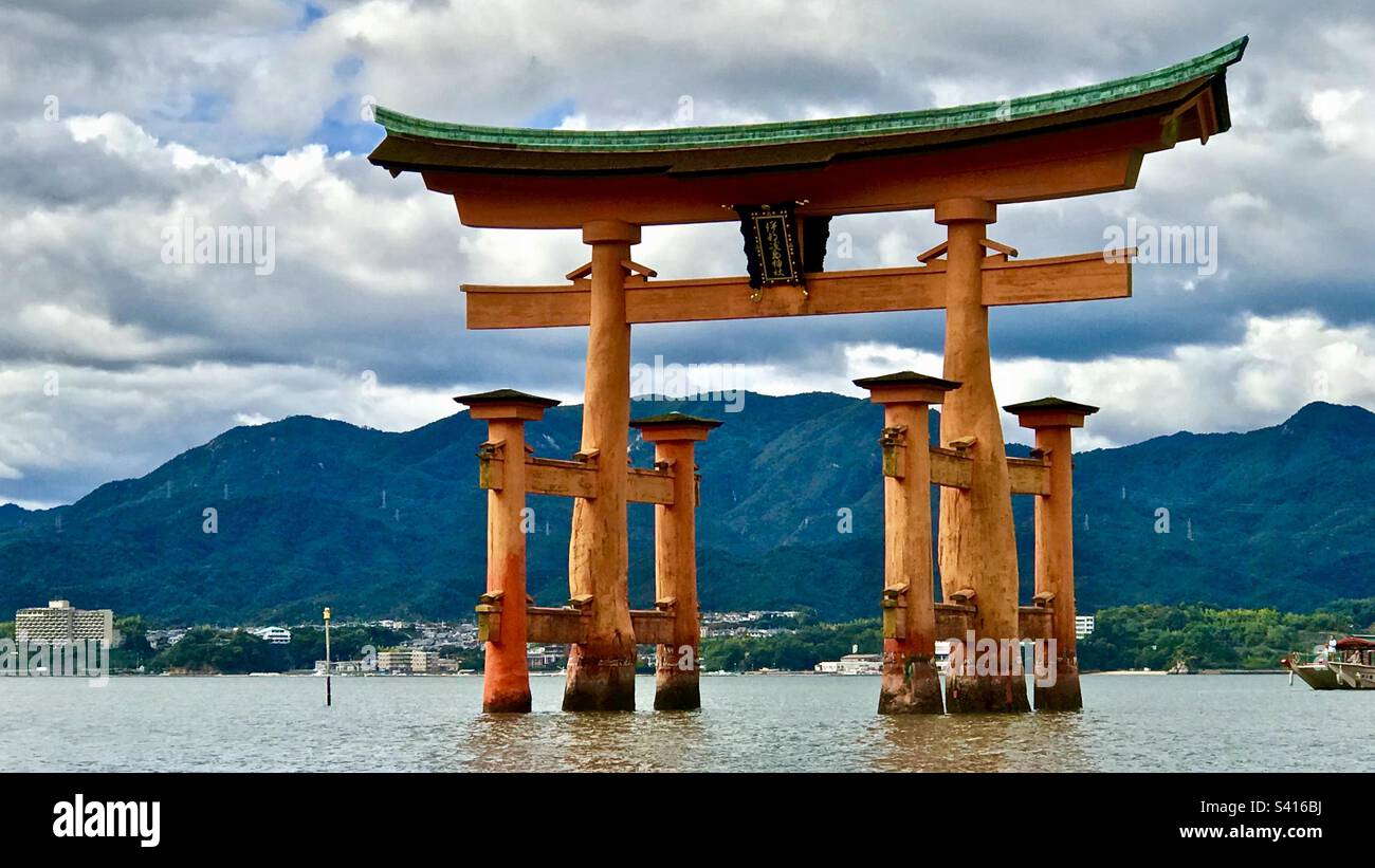 Floating torii -Fotos und -Bildmaterial in hoher Auflösung – Alamy