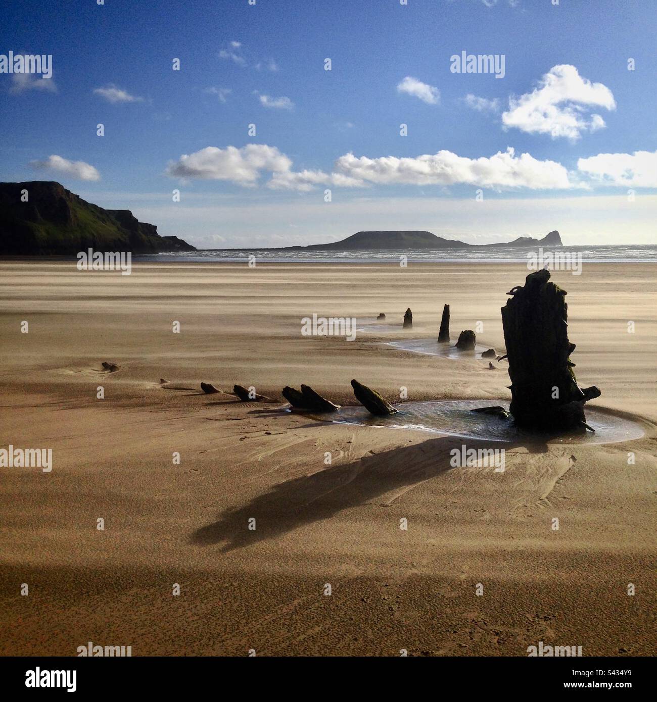 Das Schiffswrack der Helvetia am atemberaubenden öffentlichen Strand von Rhossili an der Gower ...