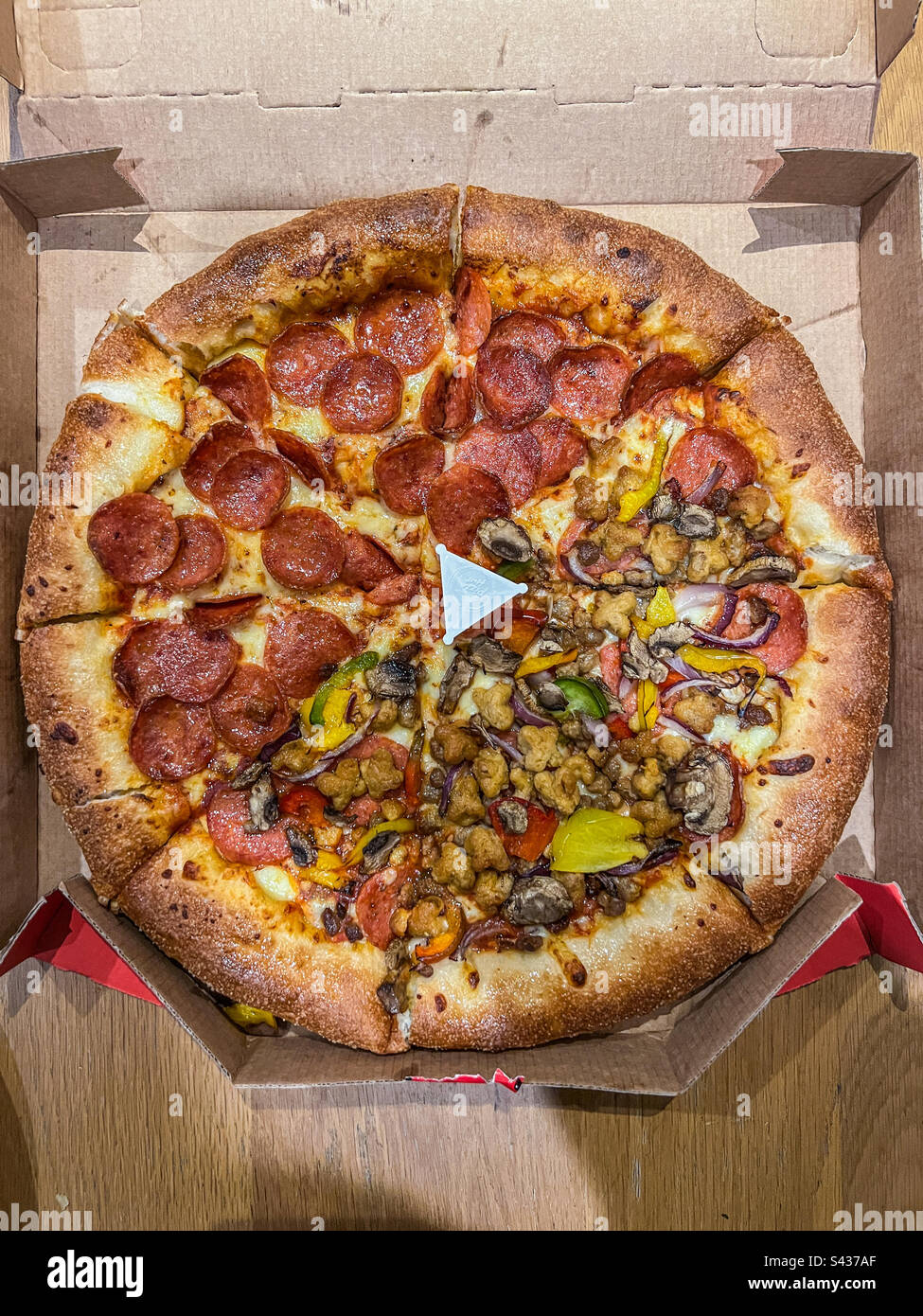 Halb pizza -Fotos und -Bildmaterial in hoher Auflösung – Alamy