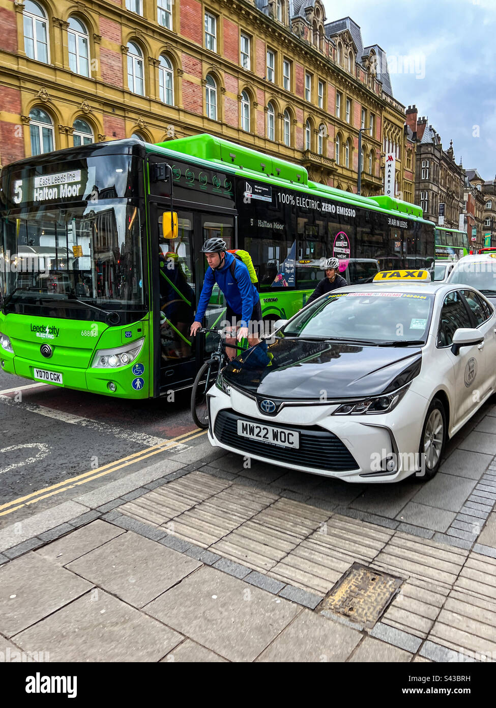 Elektrischer stadtbus leeds -Fotos und -Bildmaterial in hoher Auflösung ...