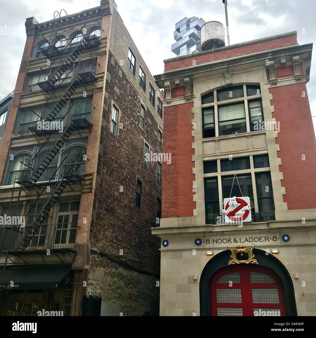 Ghostbusters gebäude -Fotos und -Bildmaterial in hoher Auflösung – Alamy