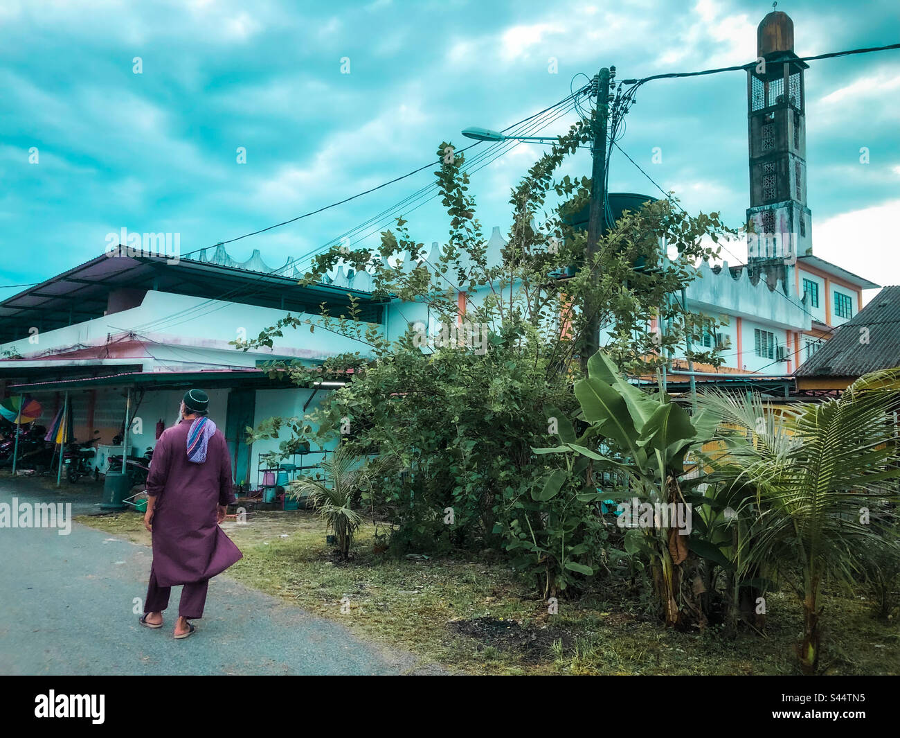 Eine Person betritt die Moschee zum Beten in Kubang Bujuk Terengganu ...