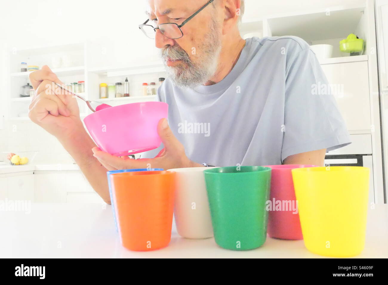 älterer mann isst -Fotos und -Bildmaterial in hoher Auflösung – Alamy