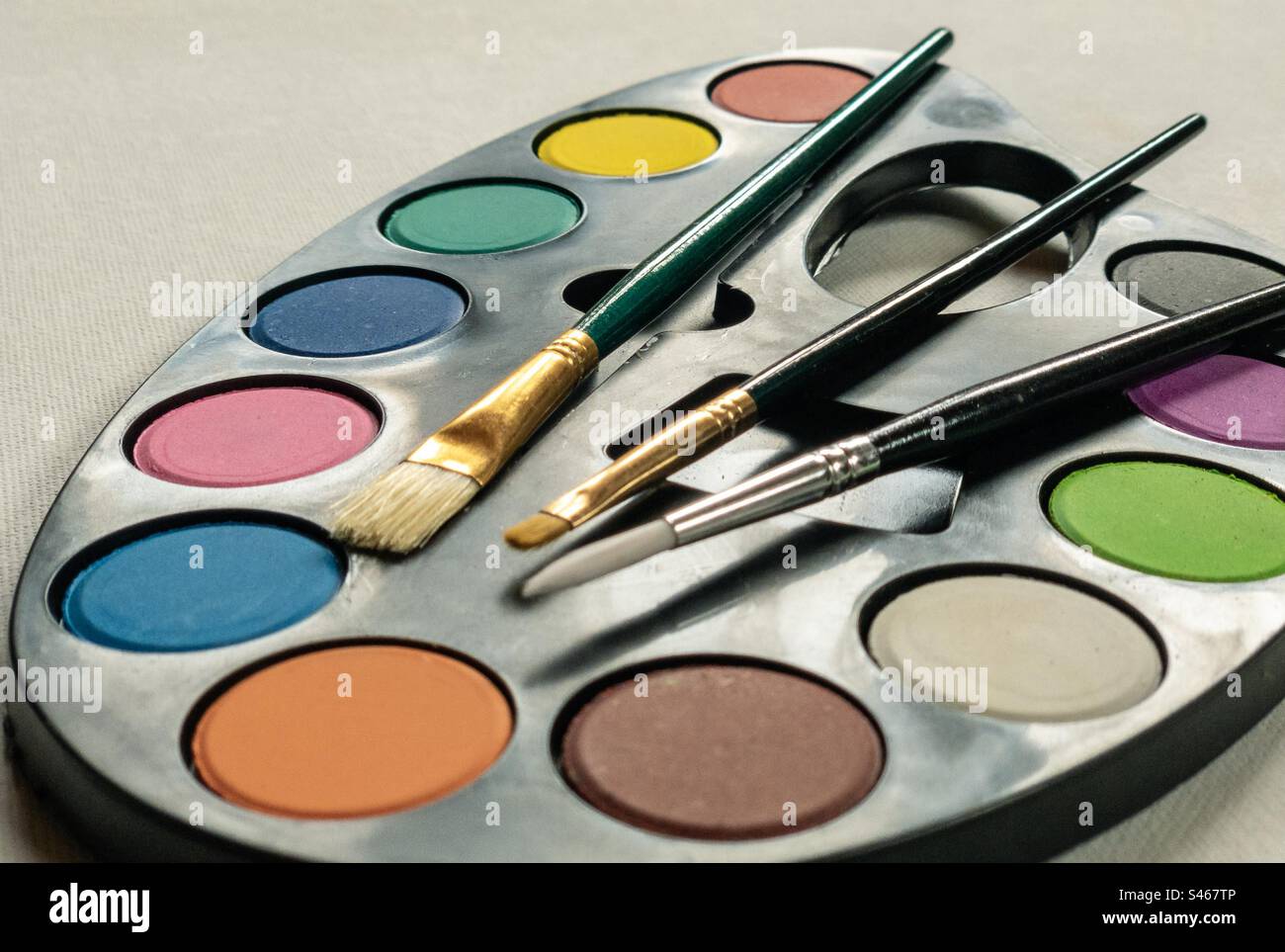 Kunstpalette mit farben und pinsel -Fotos und -Bildmaterial in hoher ...