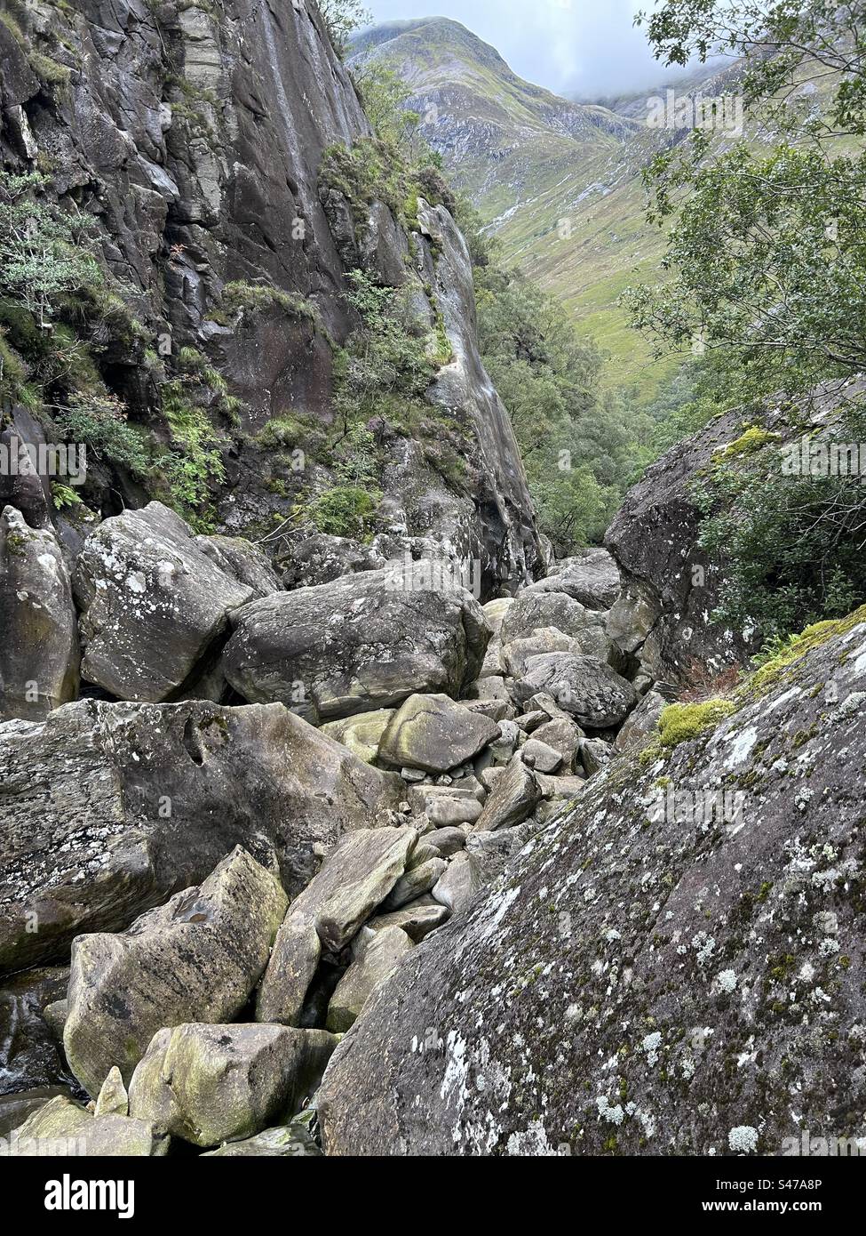 Weg zum wasserfall nevis gorge -Fotos und -Bildmaterial in hoher ...