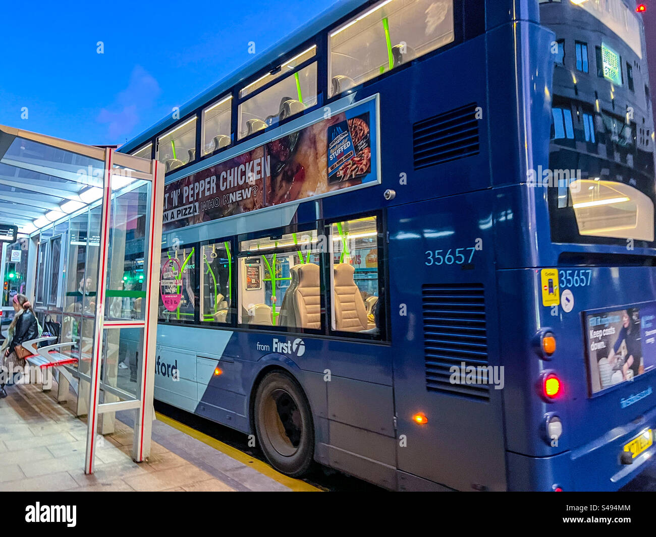 Waiting bus stop -Fotos und -Bildmaterial in hoher Auflösung – Alamy